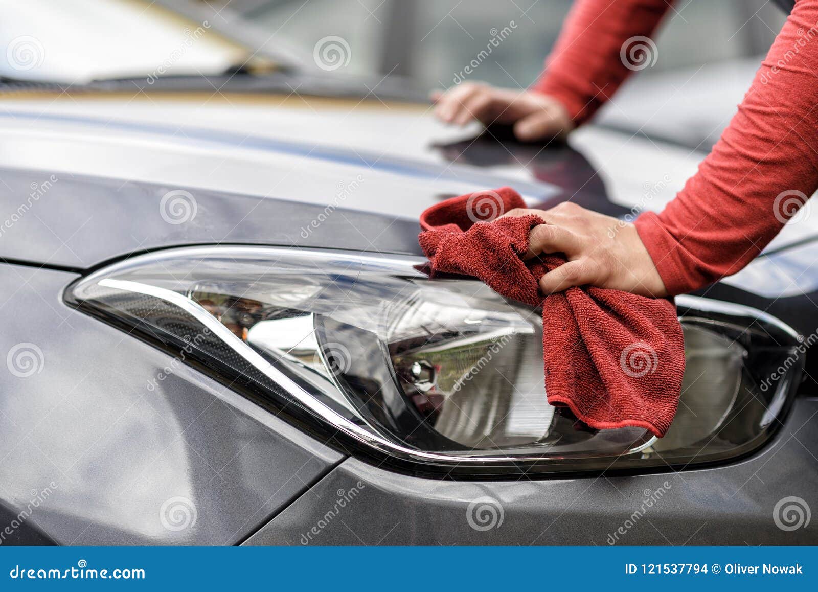 Polnisch Ein Auto Nach Der Waschanlage Stockfoto - Bild von lappen ...