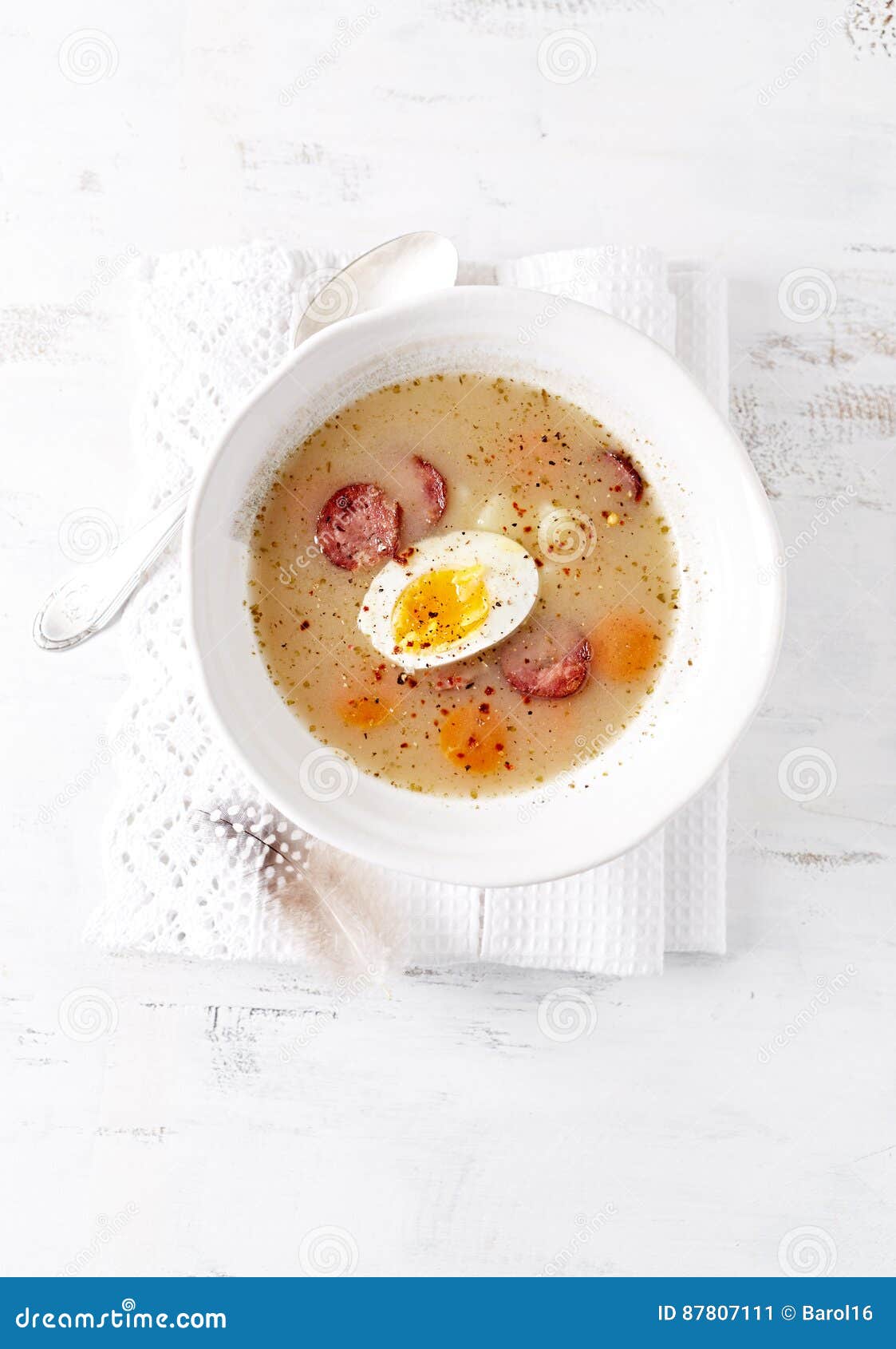 Polnische Ostern-Suppe Gemacht Mit Ray Flour, Ei Und Wurst Stockbild ...