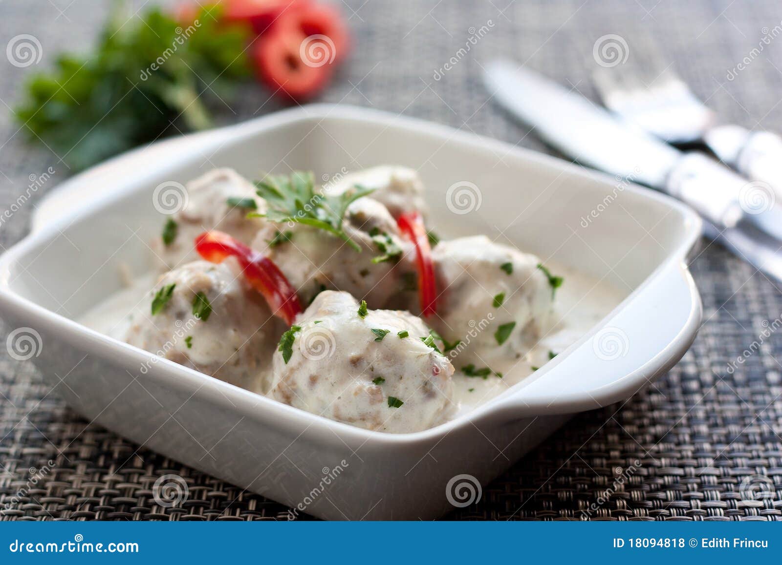 Polpette in salsa bianca fotografia stock. Immagine di squisito - 18094818