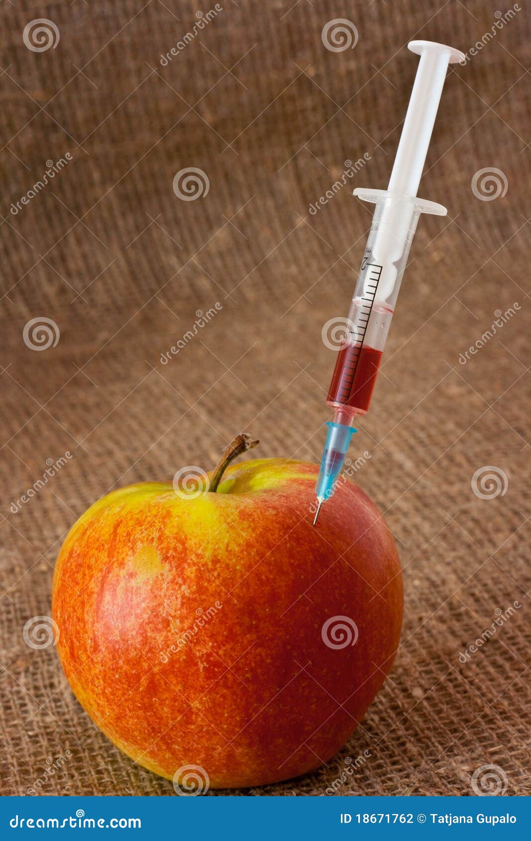 Pomme OGM de fruit photo stock. Image du rouge, contraste - 18671762