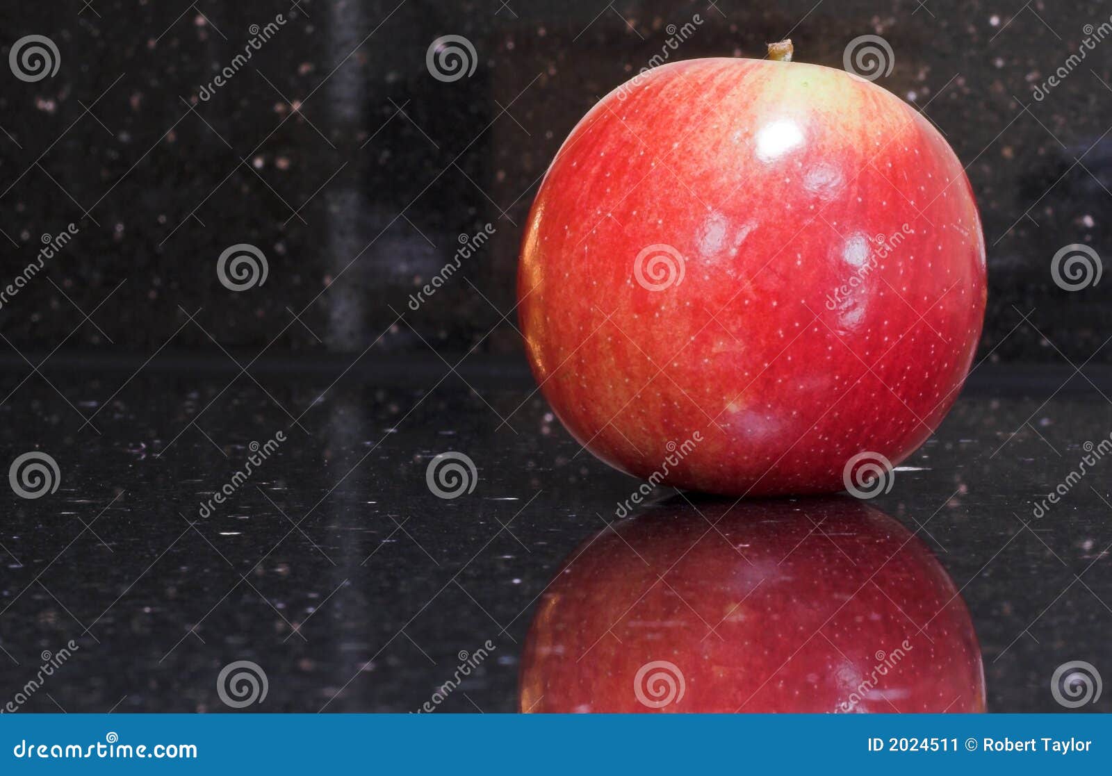 Pomme rouge brillante image stock. Image du miroir, granit - 2024511