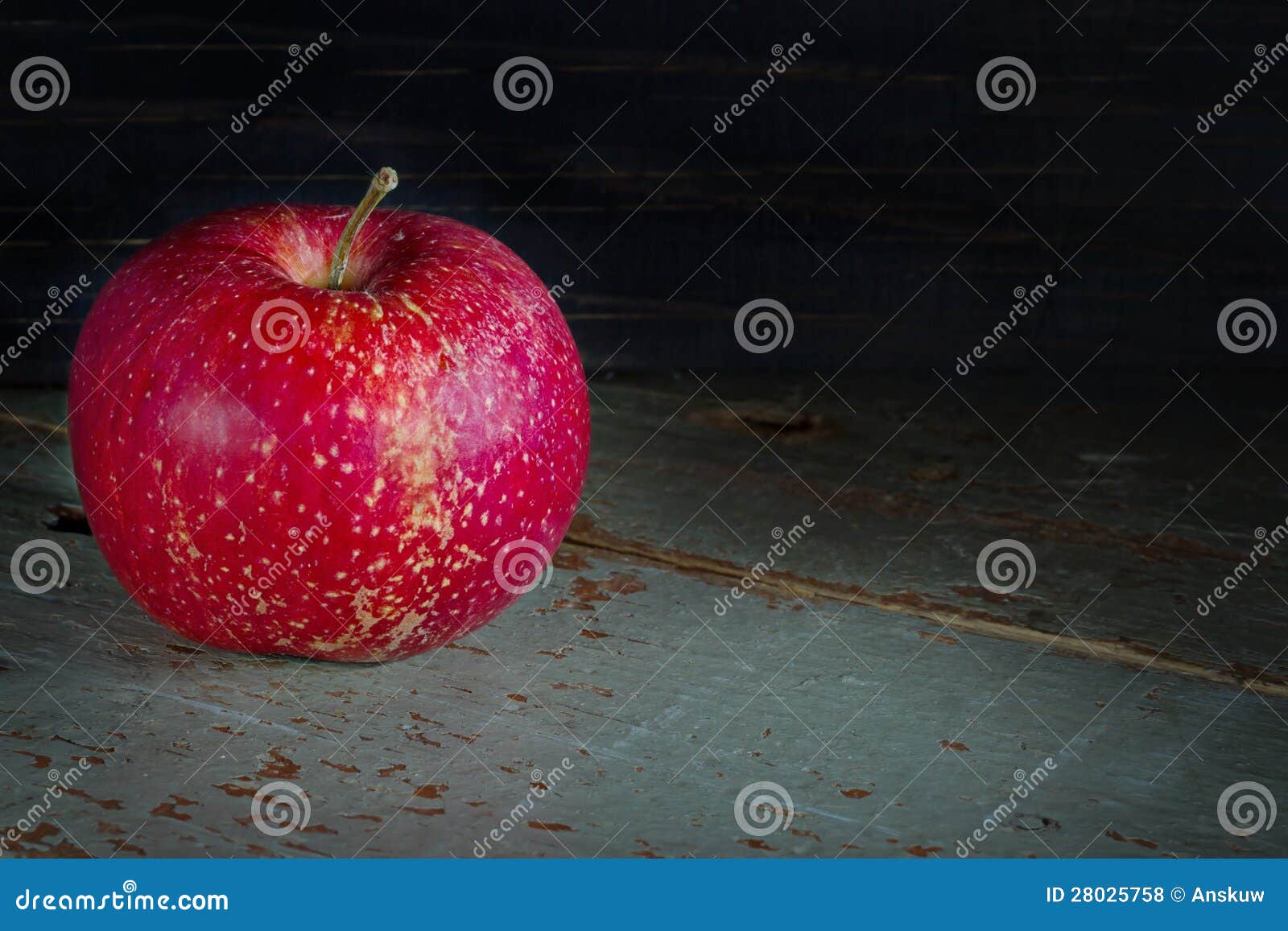 Pomme Rouge Simple Sur Une Table Rustique Photo stock - Image du ...