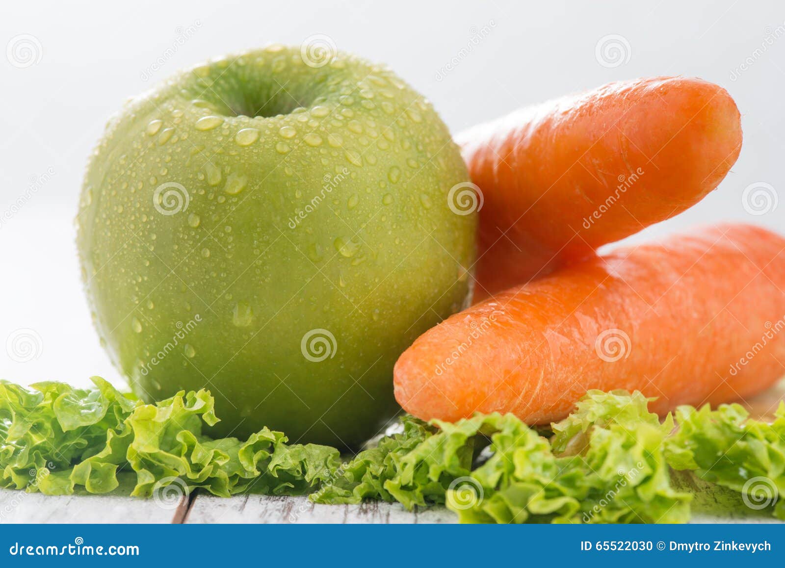 Pomme Verte Se Trouvant Sur La Table Photo stock - Image du mûr, fruits ...