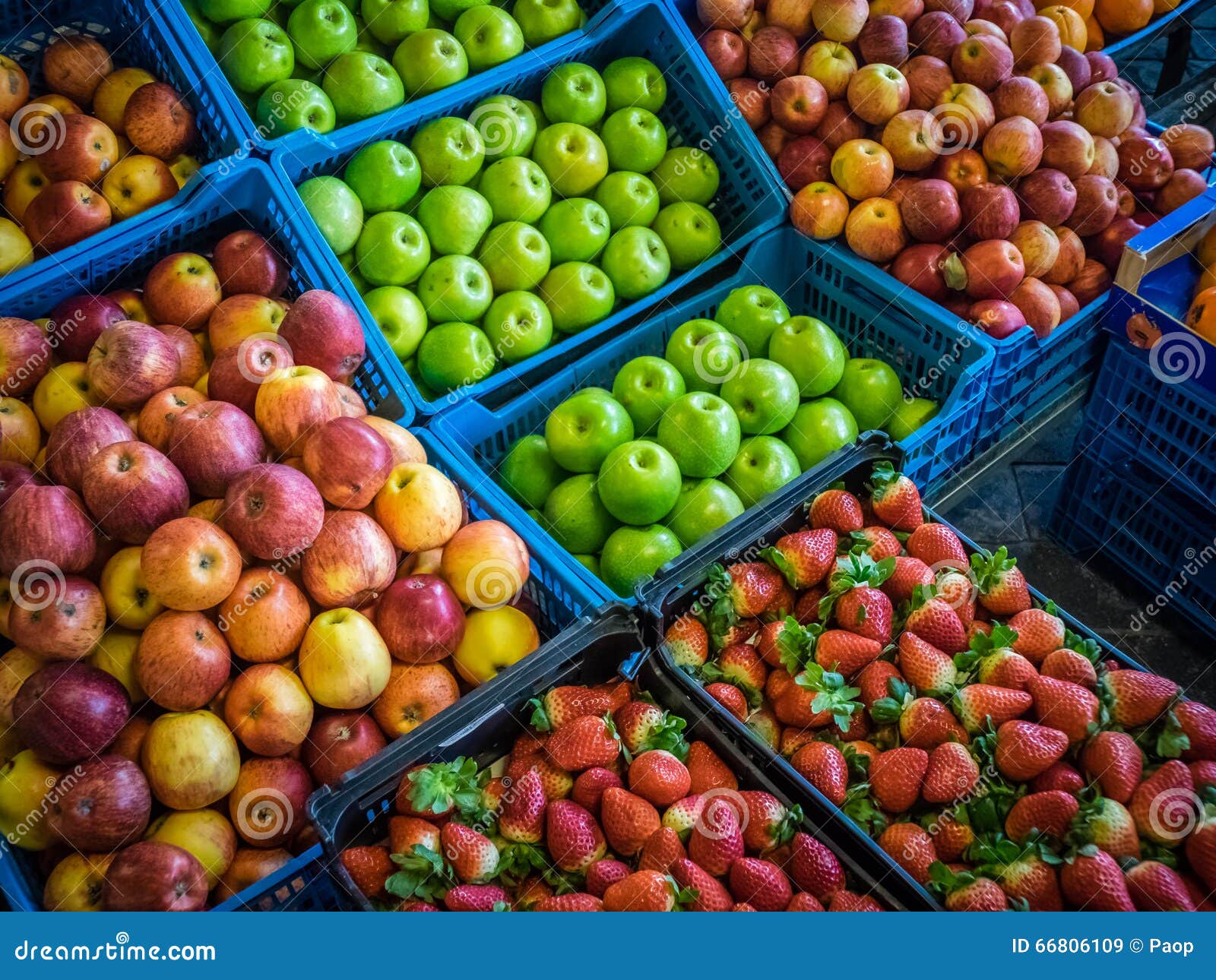 Pommes Et Fraises Savoureuses Image stock - Image du pomme, nature ...