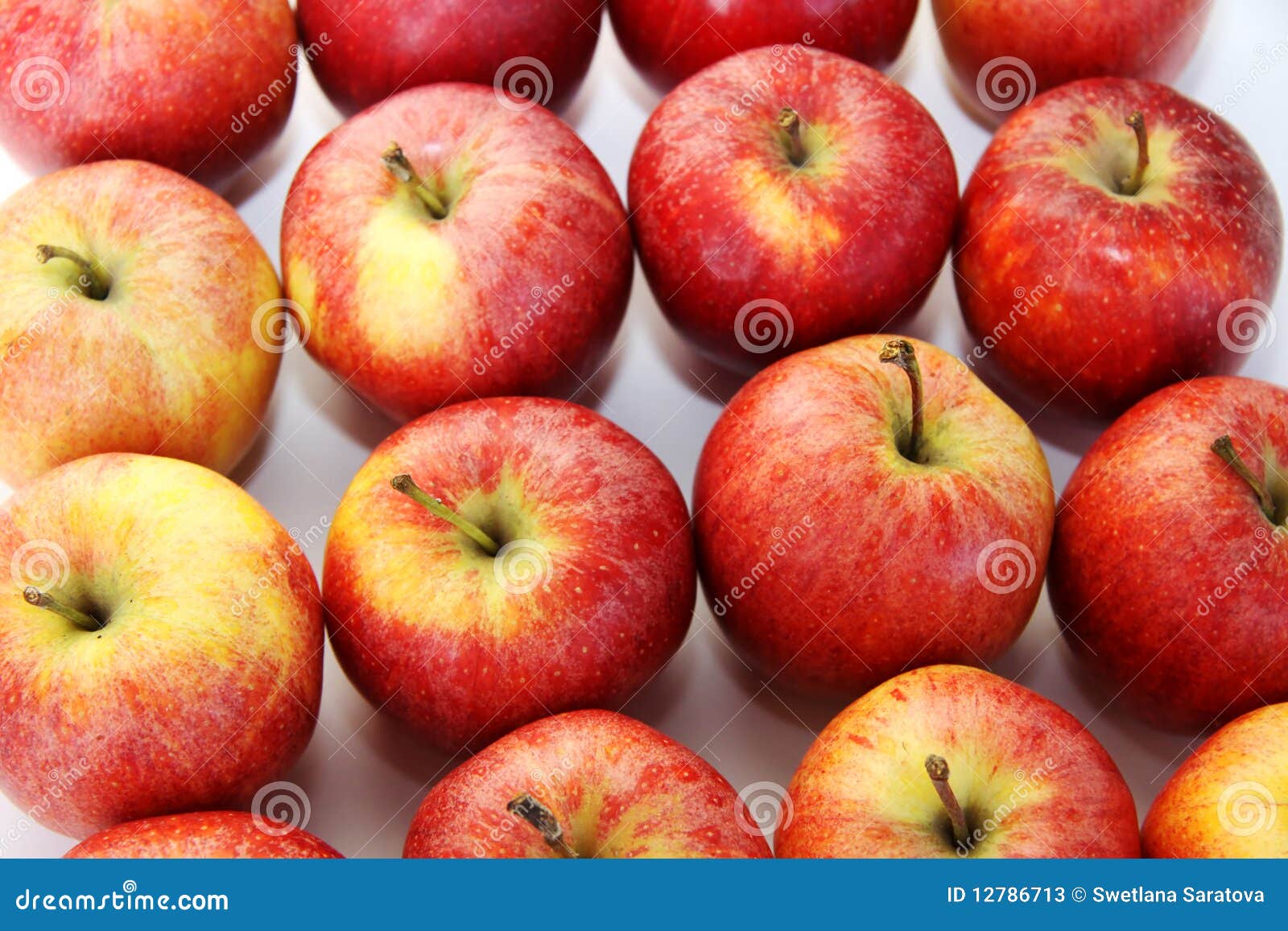 Pommes rouges image stock. Image du individualité, foule - 12786713