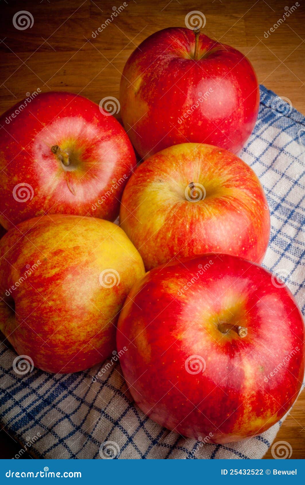 Pommes rouges photo stock. Image du santé, table, nature - 25432522