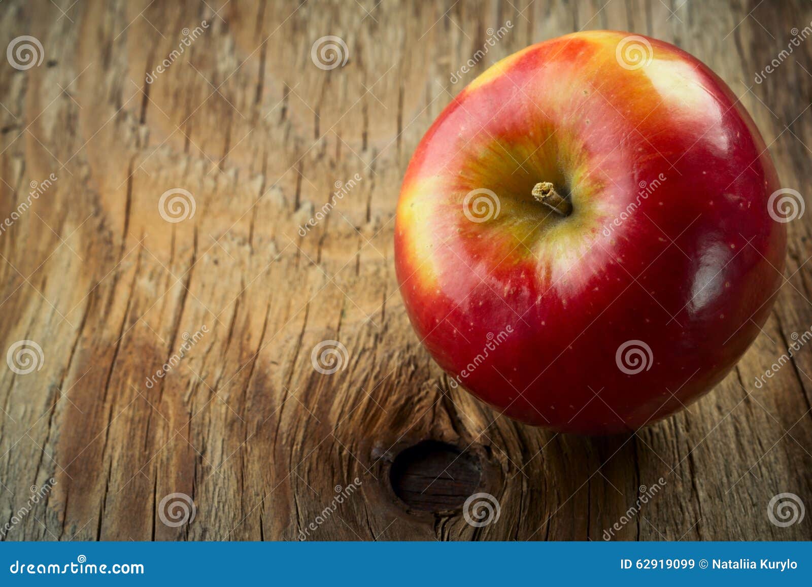 Pommes rouges image stock. Image du savoureux, santé - 62919099