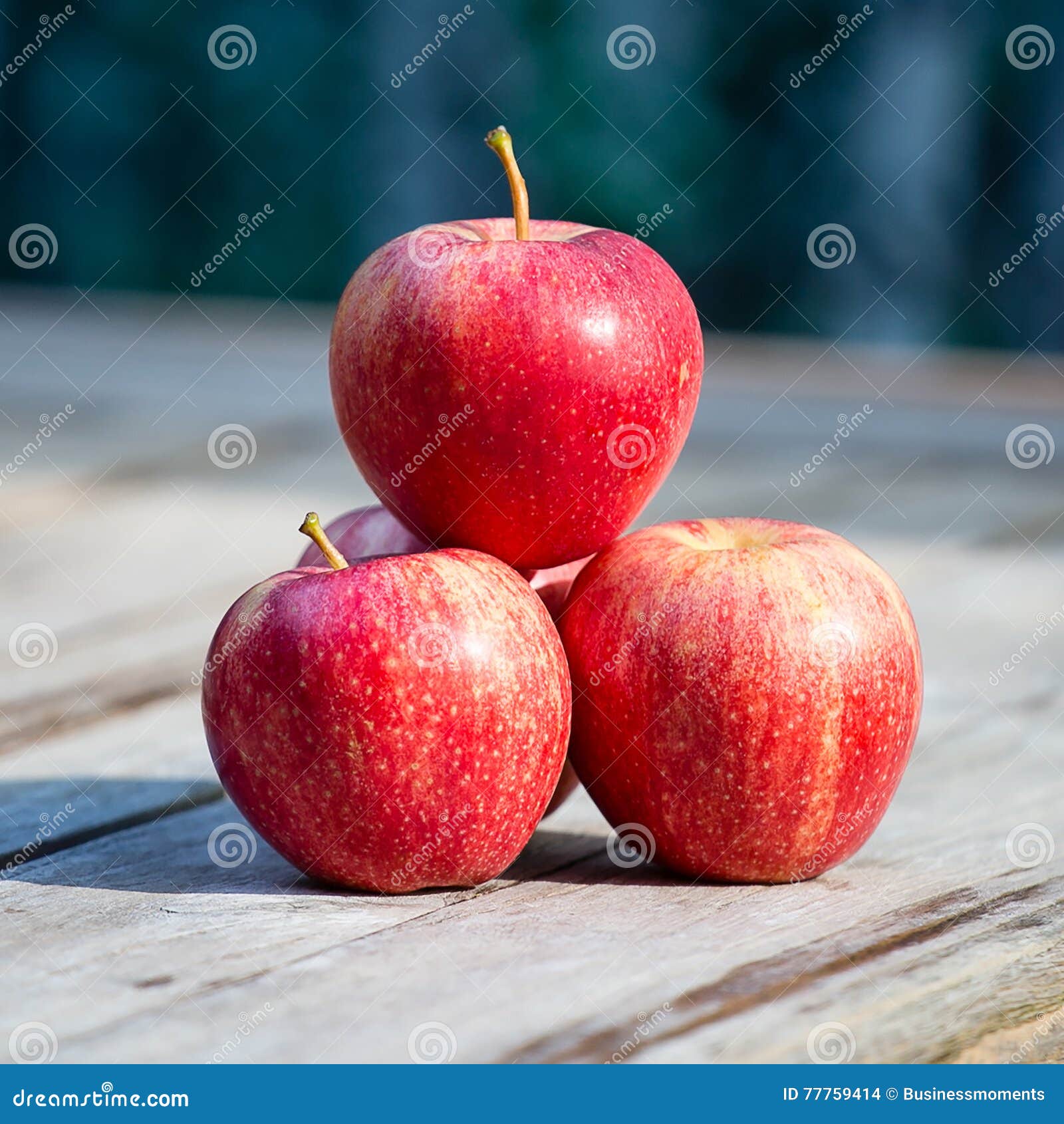 Pommes rouges photo stock. Image du normal, pommes, lumière - 77759414
