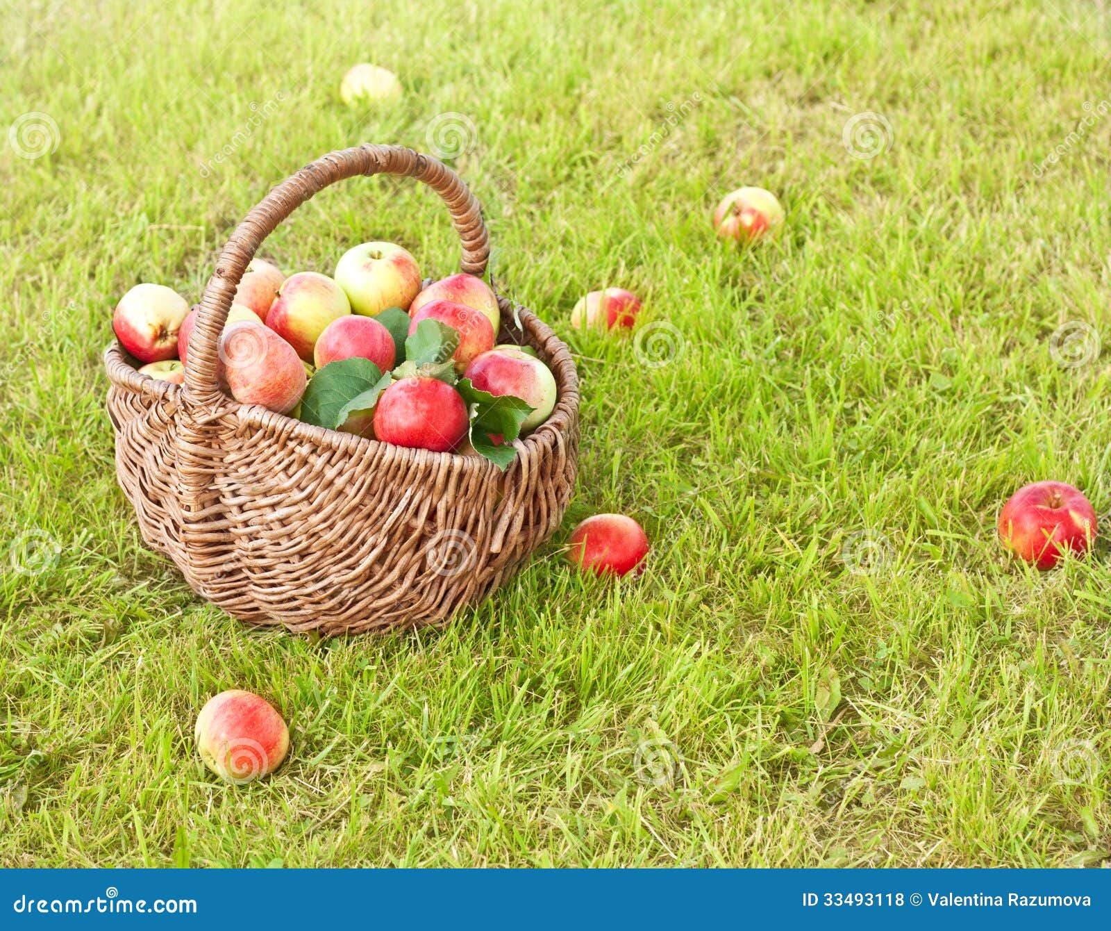 Pommes Rouges Dans Le Panier De Paille. Photo stock - Image du frais ...