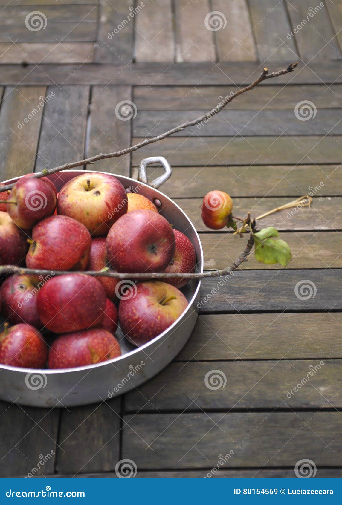 Pommes rouges organiques image stock. Image du saisonnier - 80154569