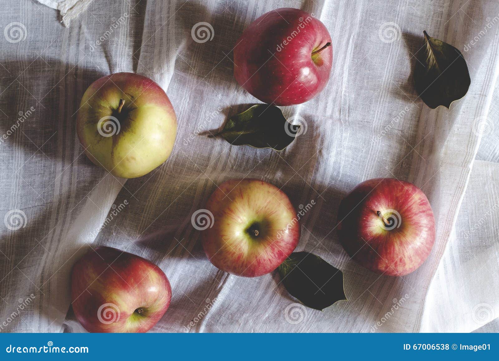 Pommes Rouges Sur Une Table Photo stock - Image du nature, agriculture ...