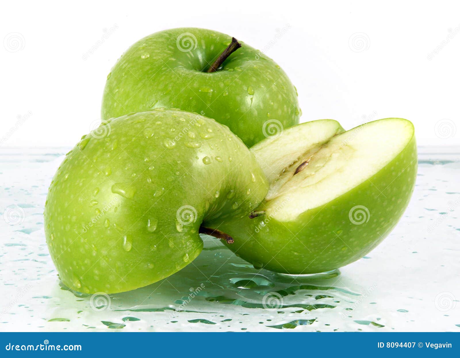 Pommes Vertes Avec Des Waterdrops Image stock - Image du nourriture ...