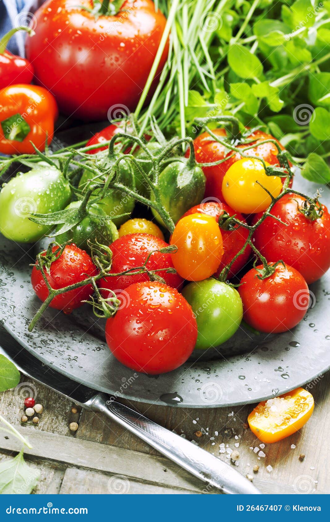 Pomodori freschi immagine stock. Immagine di pranzo, verde - 26467407