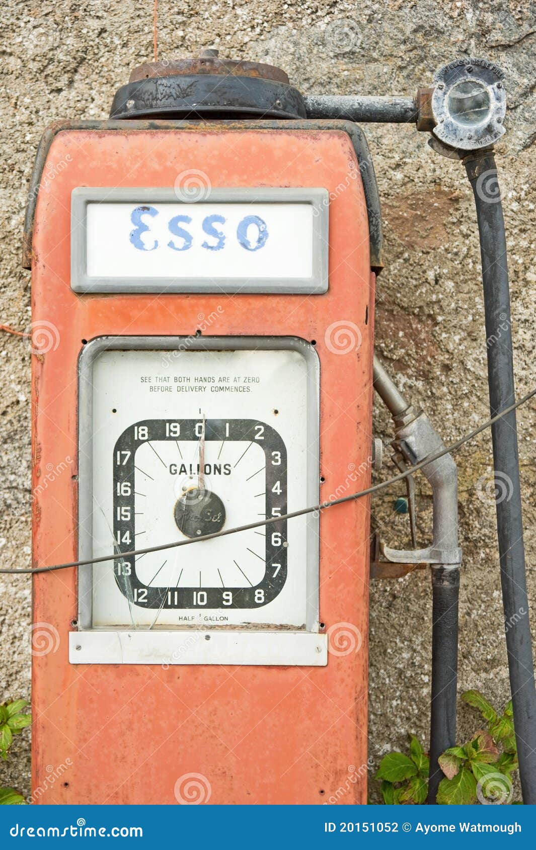 Pompa Di Benzina Antica Di Esso. Fotografia Editoriale - Immagine di ...