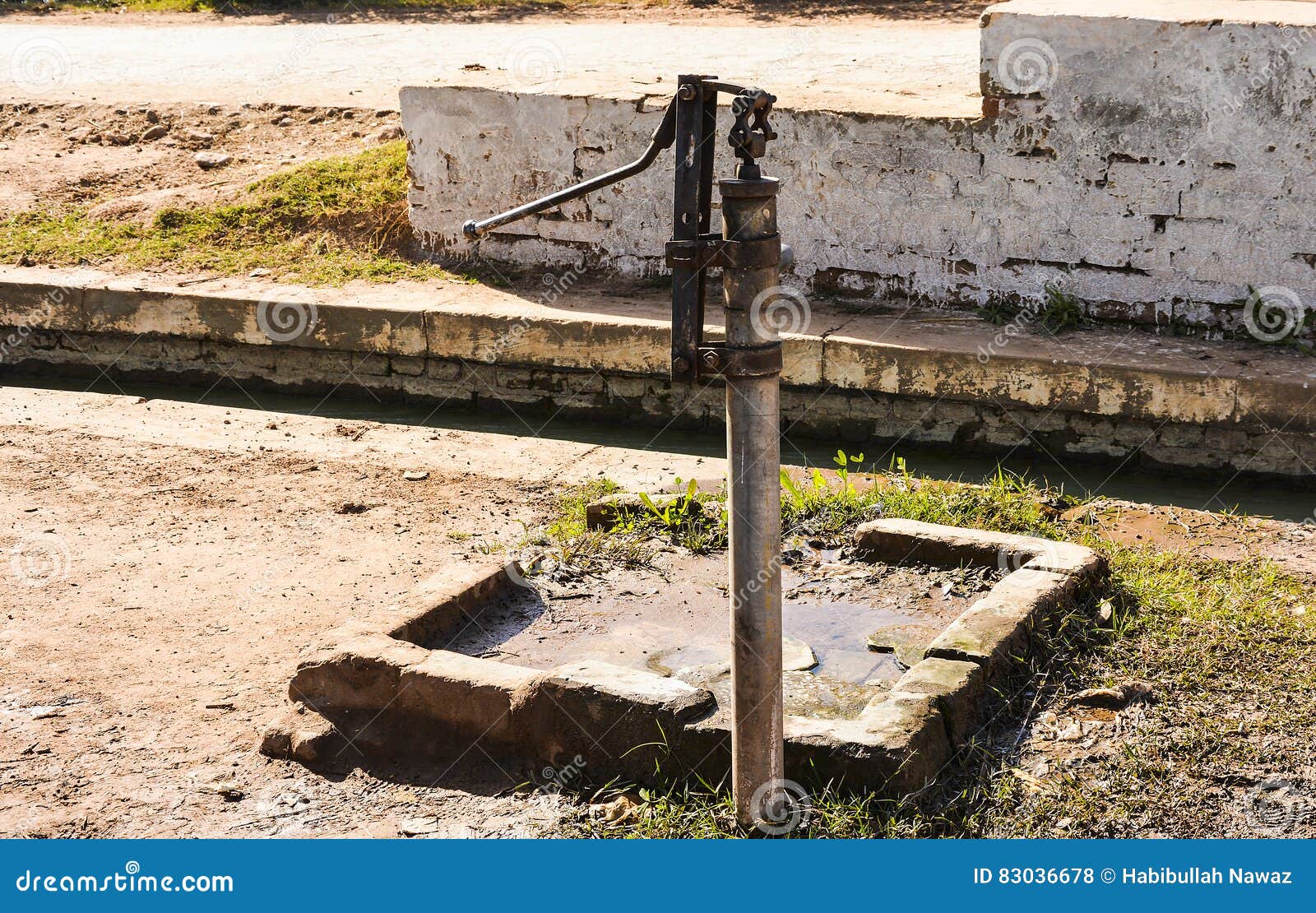 Pompa a Mano Dell'acqua - Nalka Fotografia Stock - Immagine di india ...