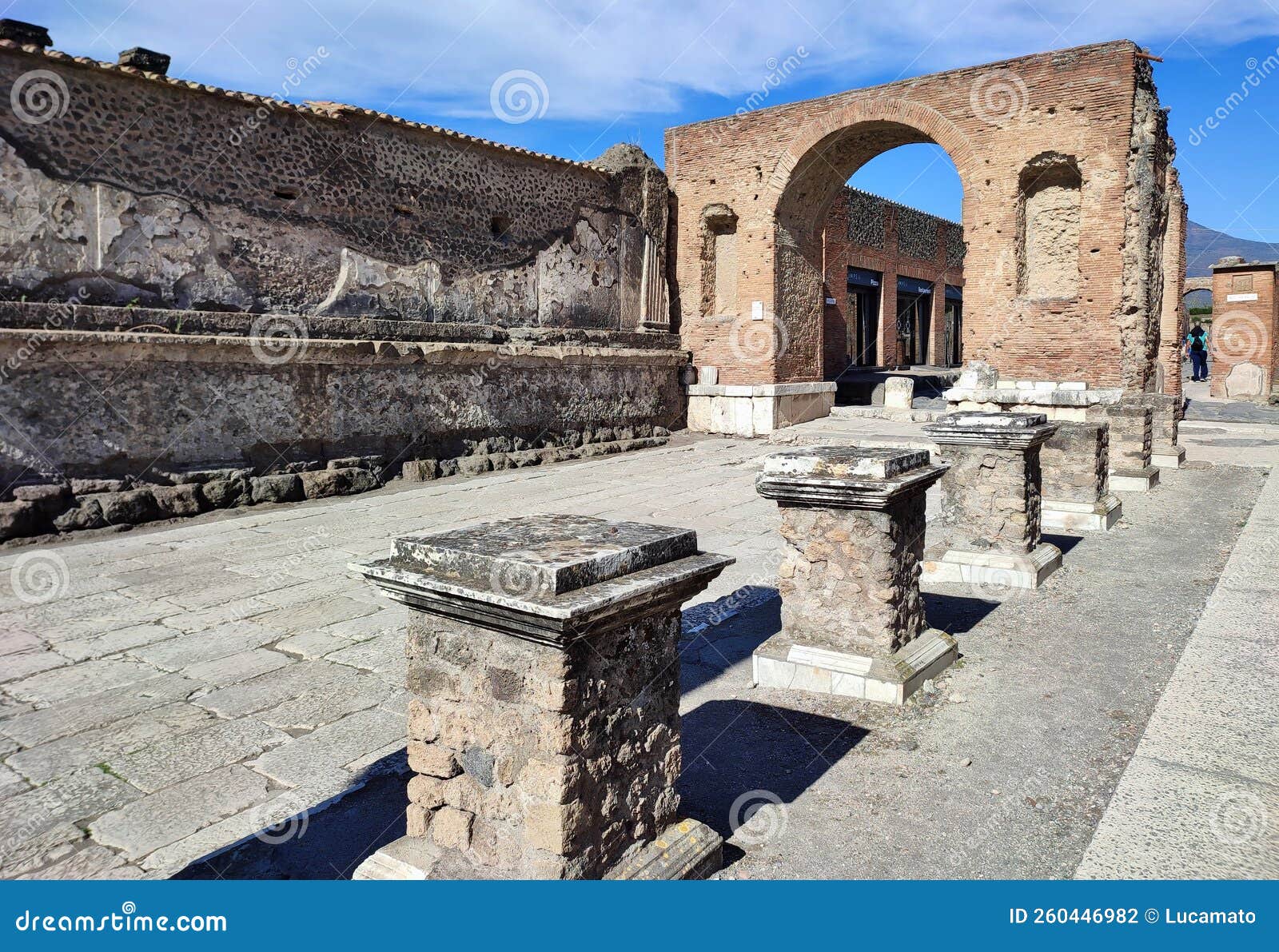 Pompei - Arco Di Nerone Adiacente Il Tempio Di Giove Editorial ... Pompei - Arco Di Nerone Adiacente Il Tempio Di Giove Editorial ...