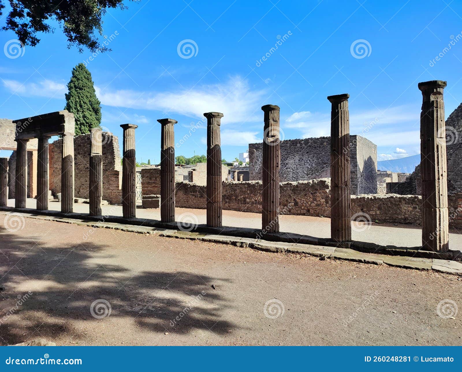 Pompei - Colonne Del Foro Triangolare Editorial Photo - Image of ...