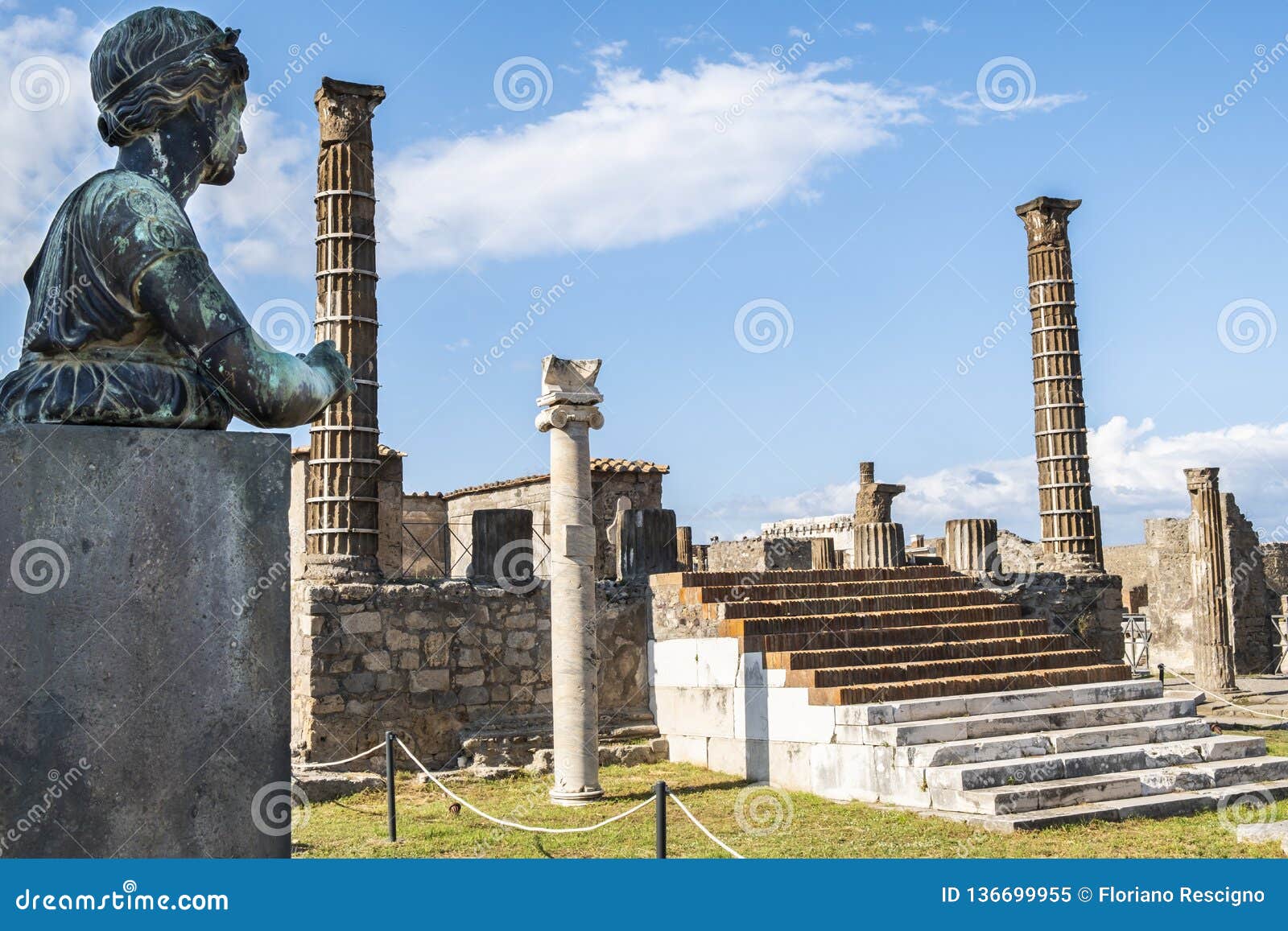 Pompei, Oud Roman Standbeeld Van Apollo Stock Afbeelding - Image of ...
