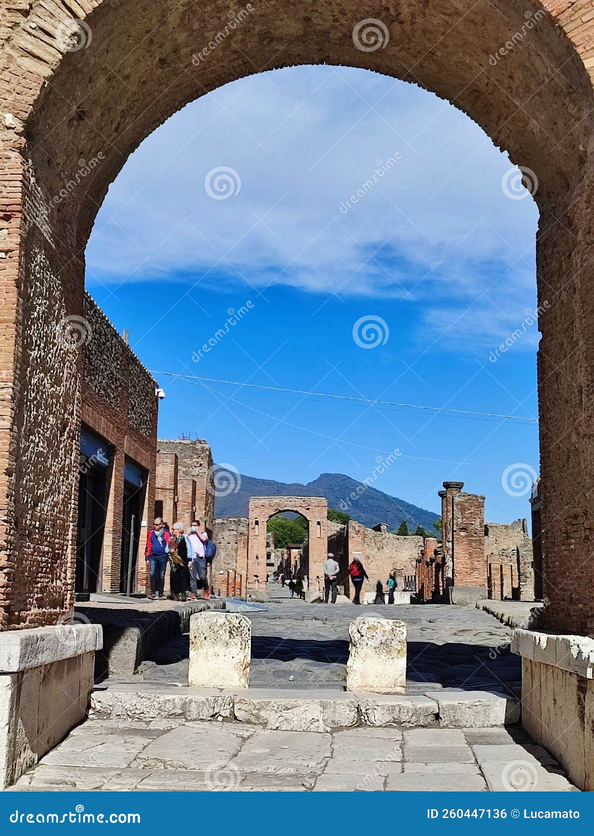 Pompei - Scorcio Dell`Arco Di Caligola Dall`Arco Di Nerone Editorial ... Pompei - Scorcio Dell`Arco Di Caligola Dall`Arco Di Nerone Editorial ...