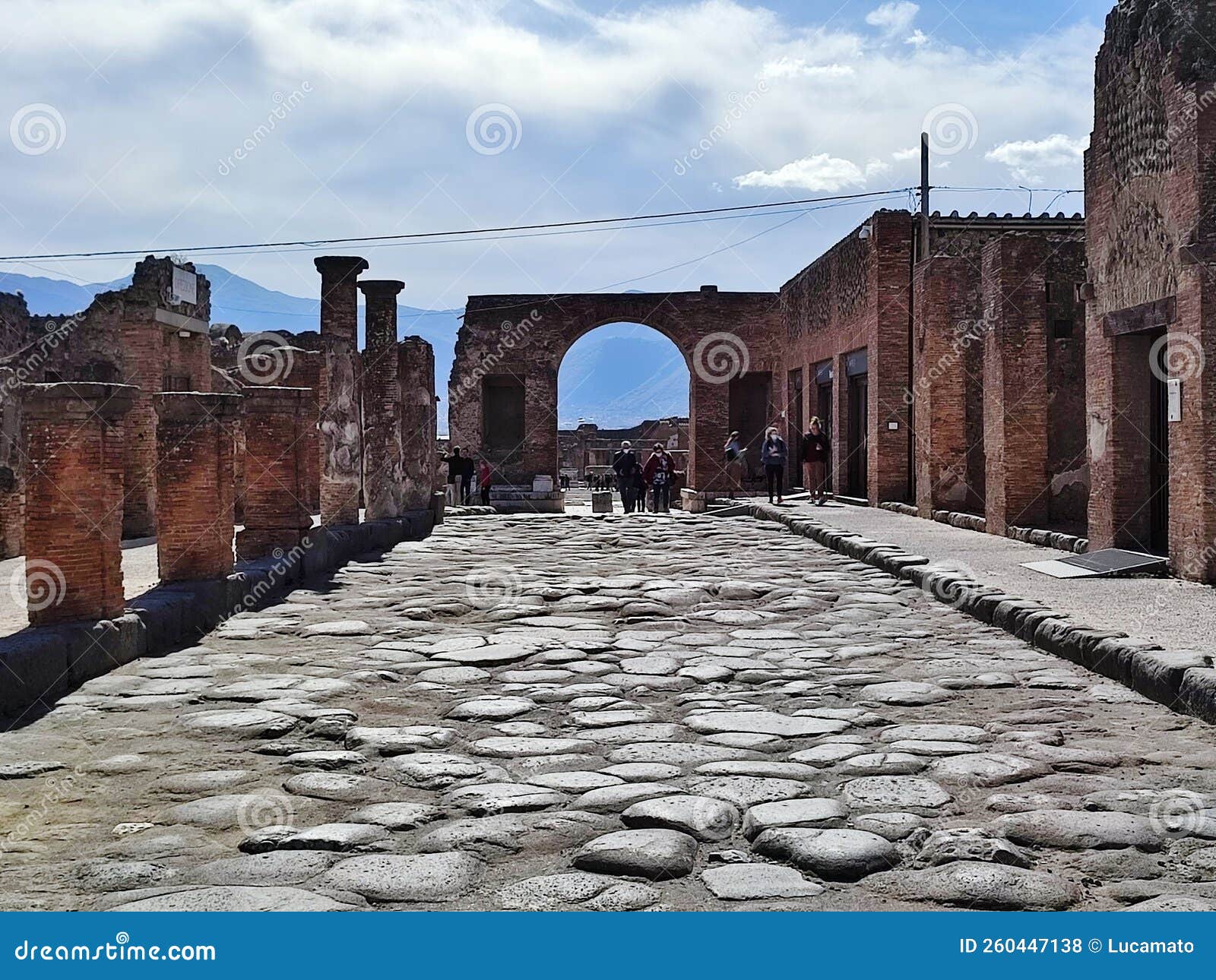 Pompei - Scorcio Dell`Arco Di Nerone Da Via Del Foro Editorial Stock ... Pompei - Scorcio Dell`Arco Di Nerone Da Via Del Foro Editorial Stock ...