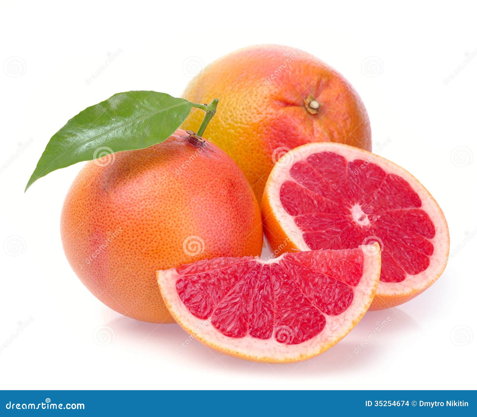 Pompelmo con i segmenti fotografia stock. Immagine di verde - 35254674