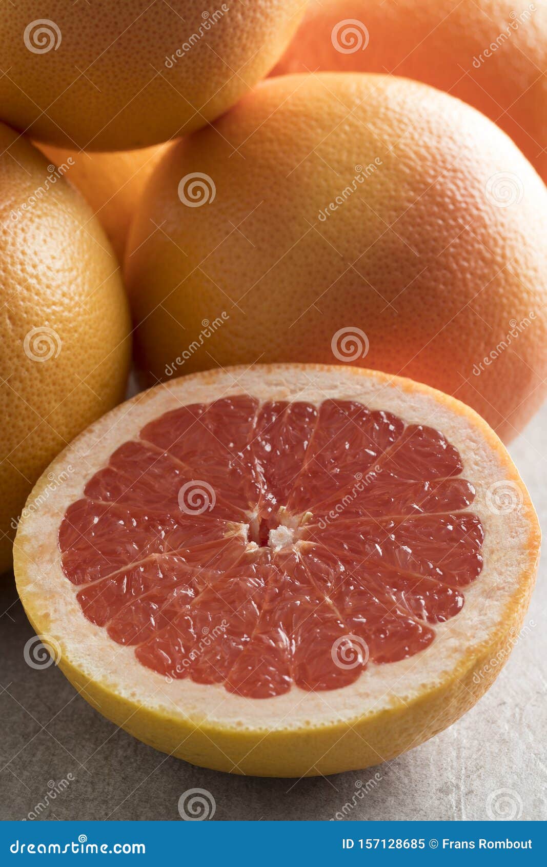 Pompelmo Rosso Intero E Dimezzato Immagine Stock - Immagine di pompelmo ...