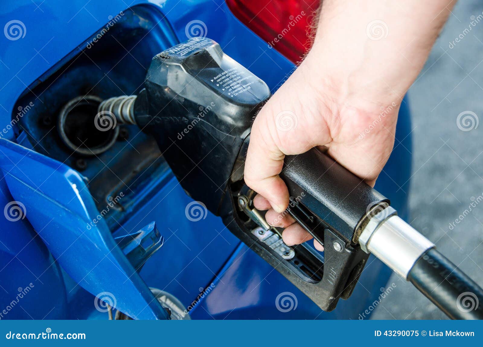 Pompend Gas Bij Benzinepomp Stock Afbeelding - Image of galon, kosten ...