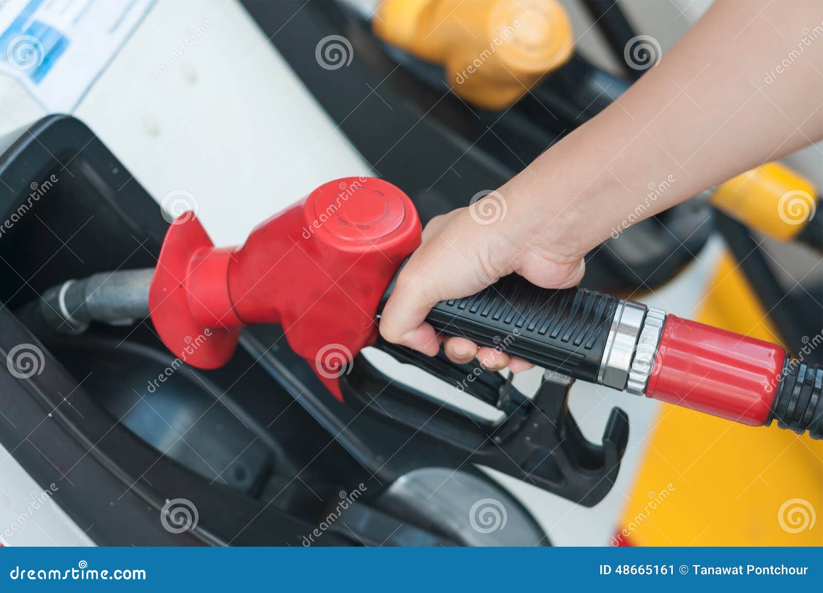 Pompend Gas Bij Benzinepomp Stock Afbeelding - Image of energie, macht ...