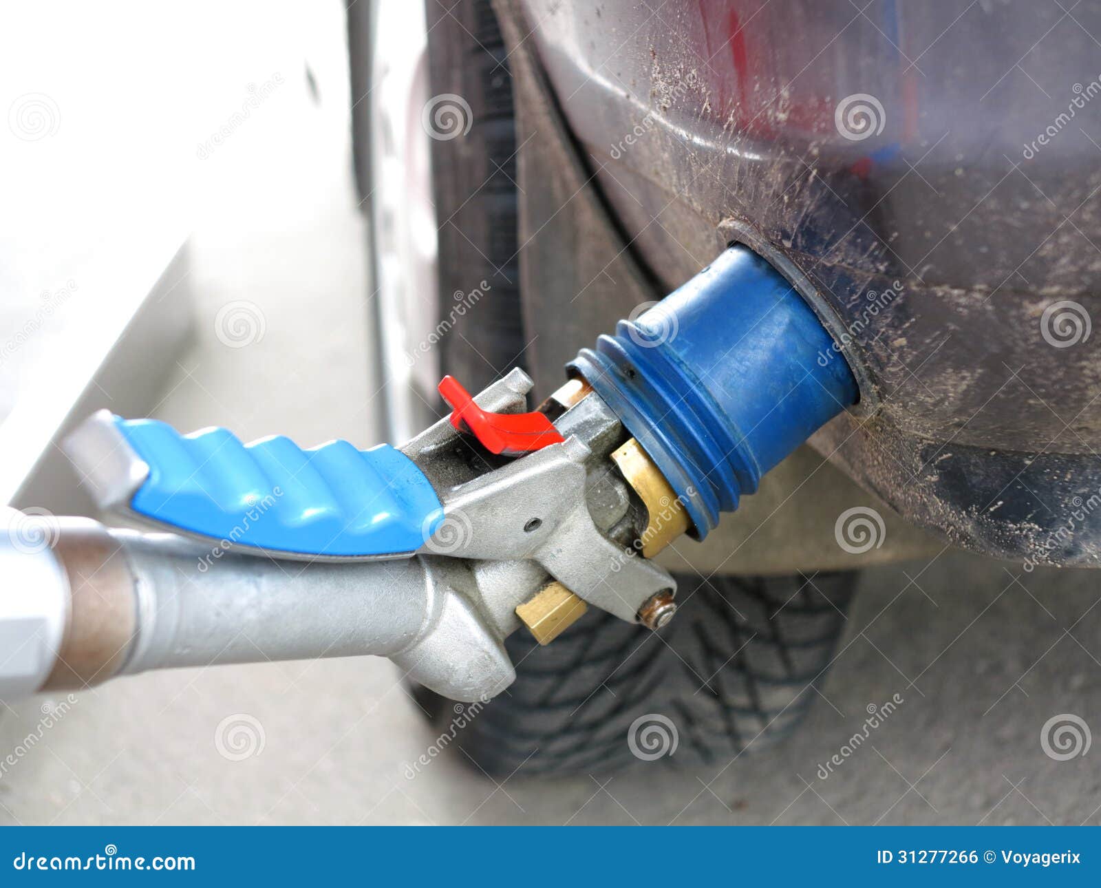 Pompend Gas Binnen Aan De Tank Stock Foto - Image of brandstof, energie ...