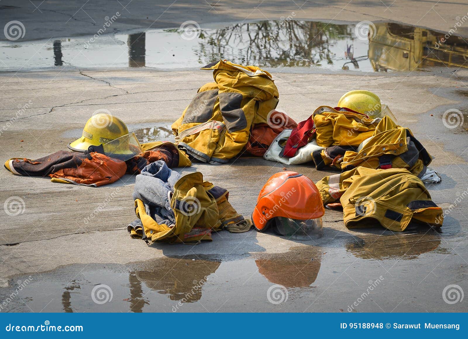 Pompier La Formation Du Sapeur-pompier Photo stock - Image du fond ...