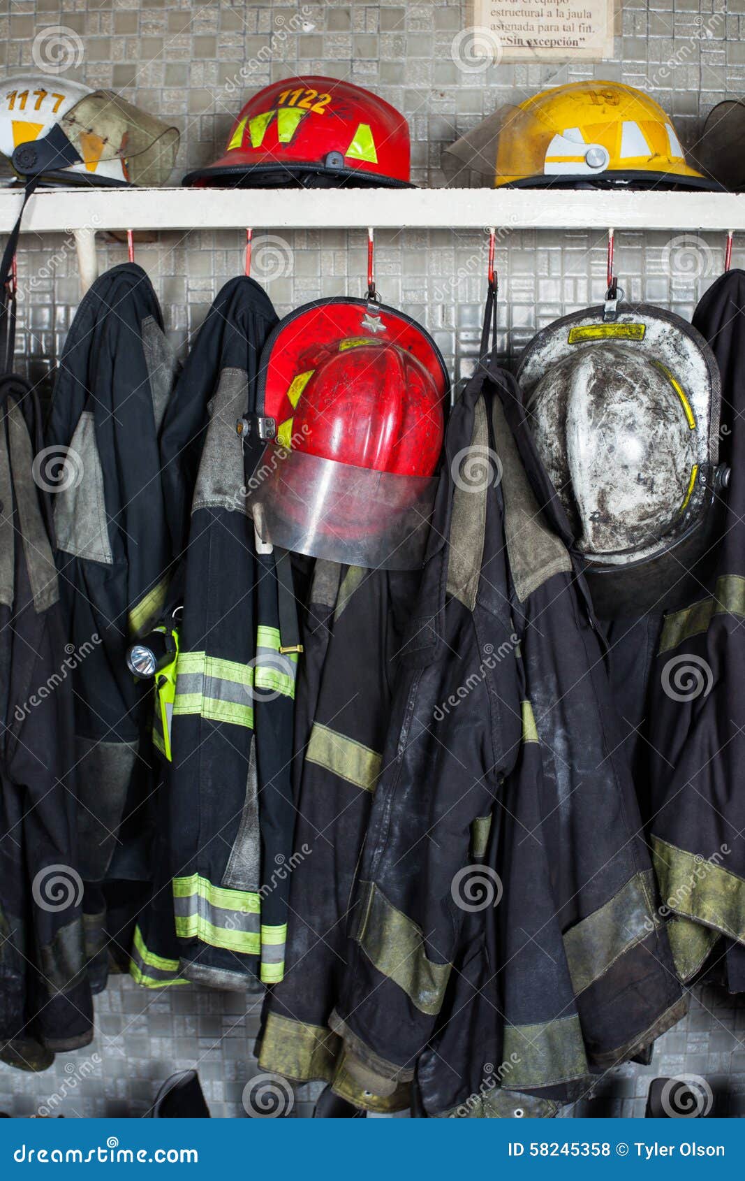 Pompiere Suits and Helmets Alla Caserma Dei Pompieri Fotografia Stock ...