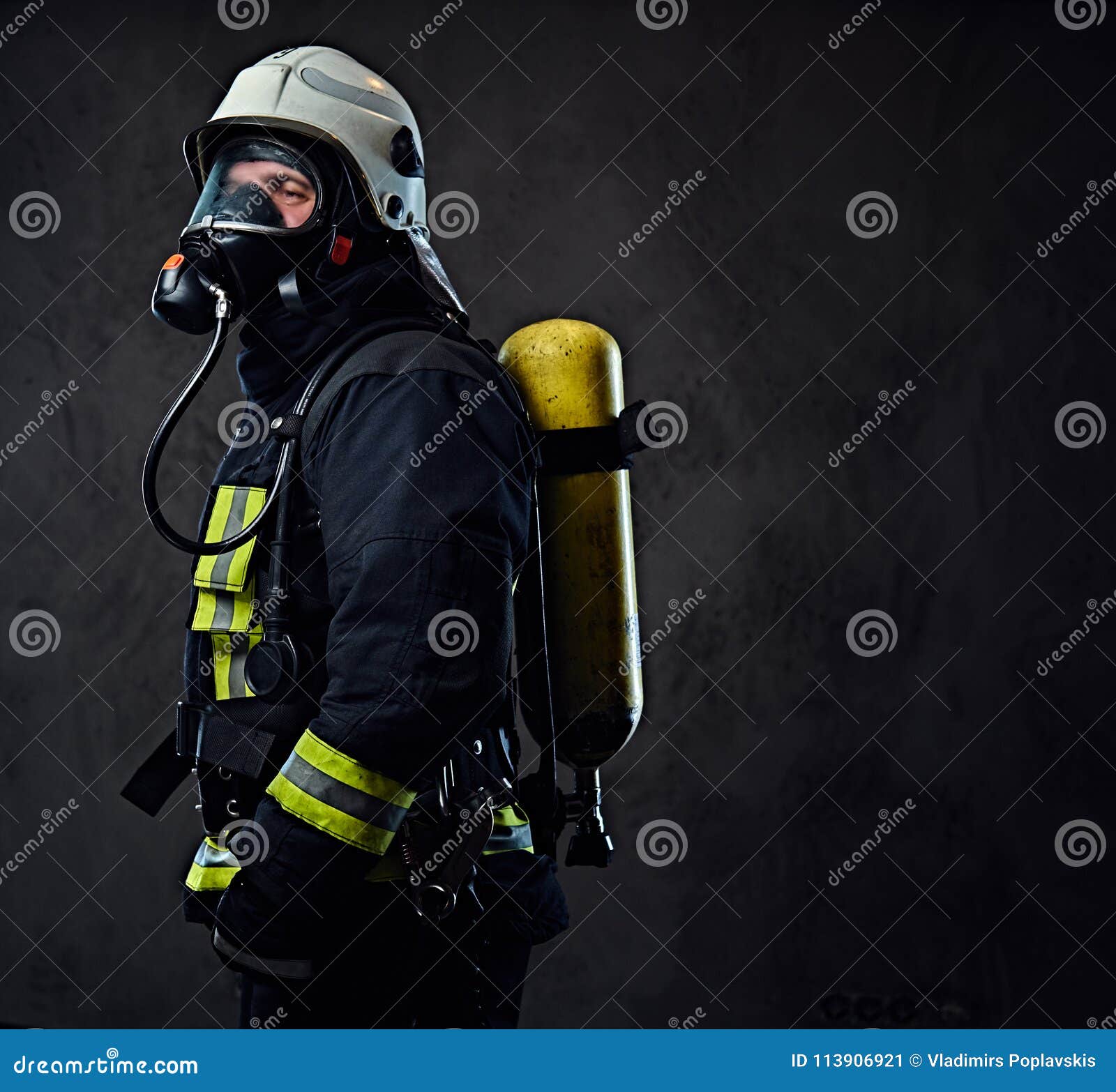 Pompiere Vestito in Uniforme Ed in Una Maschera Di Ossigeno Immagine ...