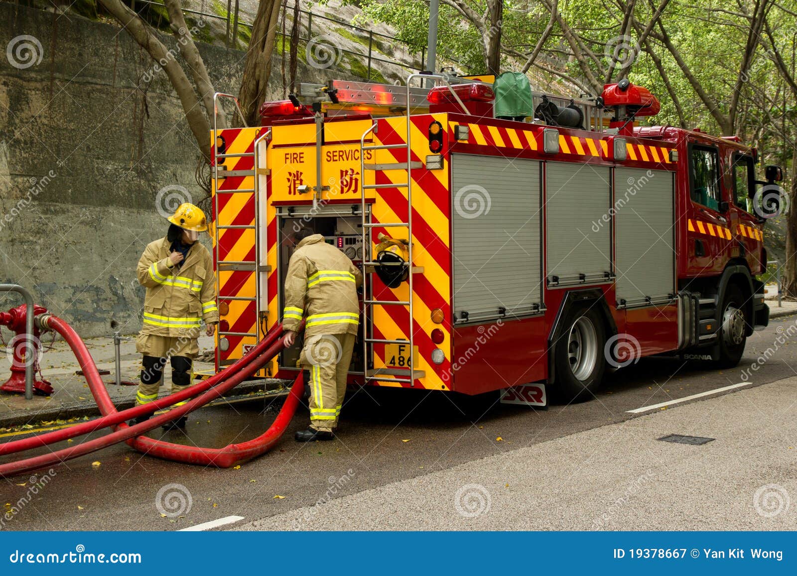 Pompiers Et Camion De Pompiers Photographie éditorial - Image du moteur ...