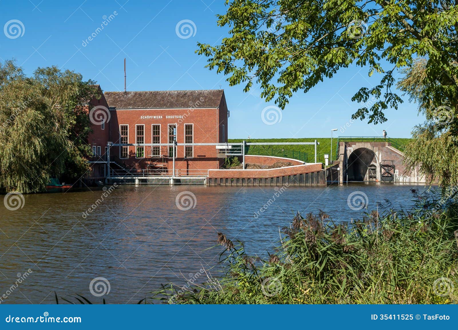 Pompstation Greetsiel, Duitsland Redactionele Afbeelding - Image of ...