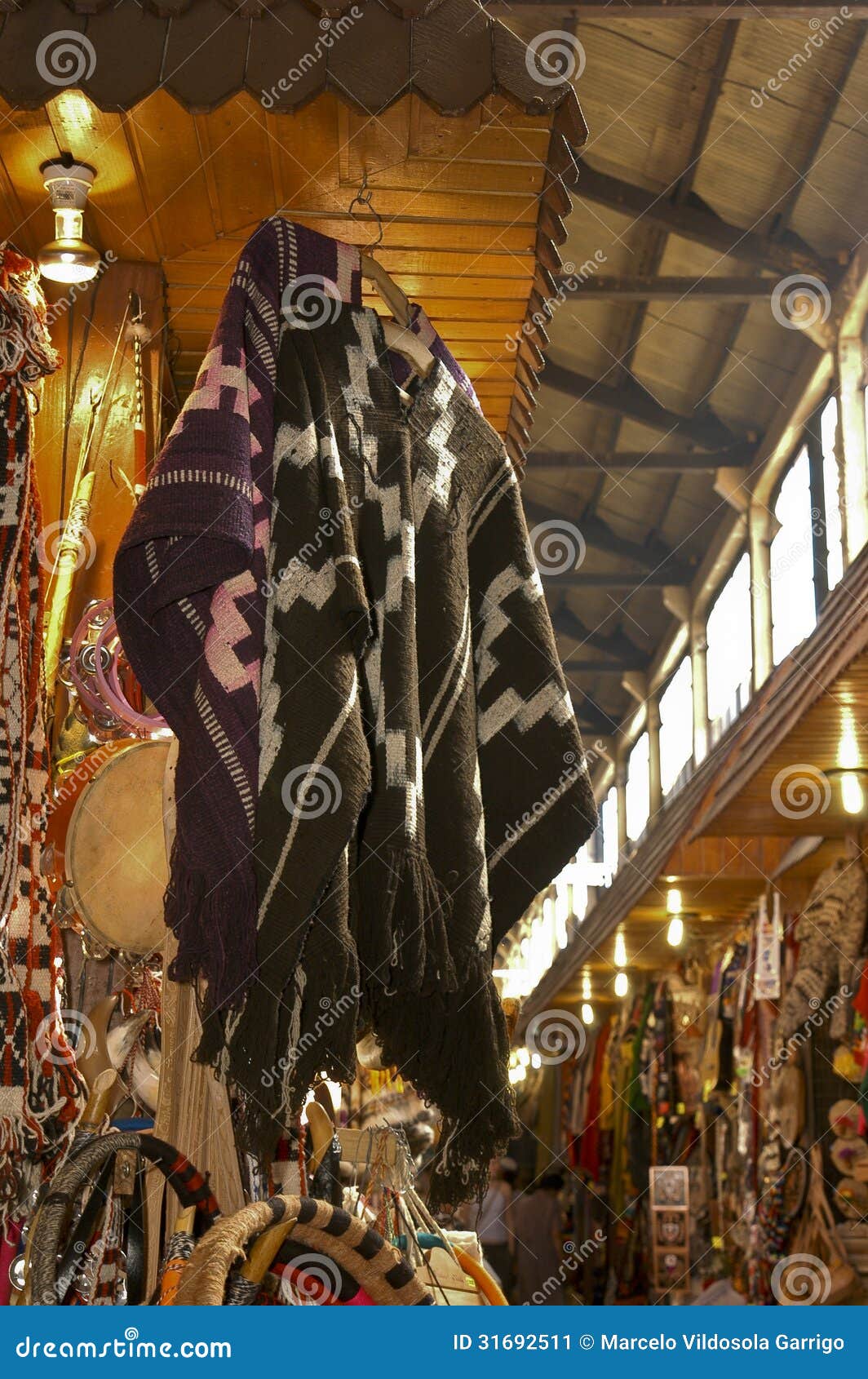 Poncho Hecho a Mano De Mapuche Imagen de archivo - Imagen de pasillo ...