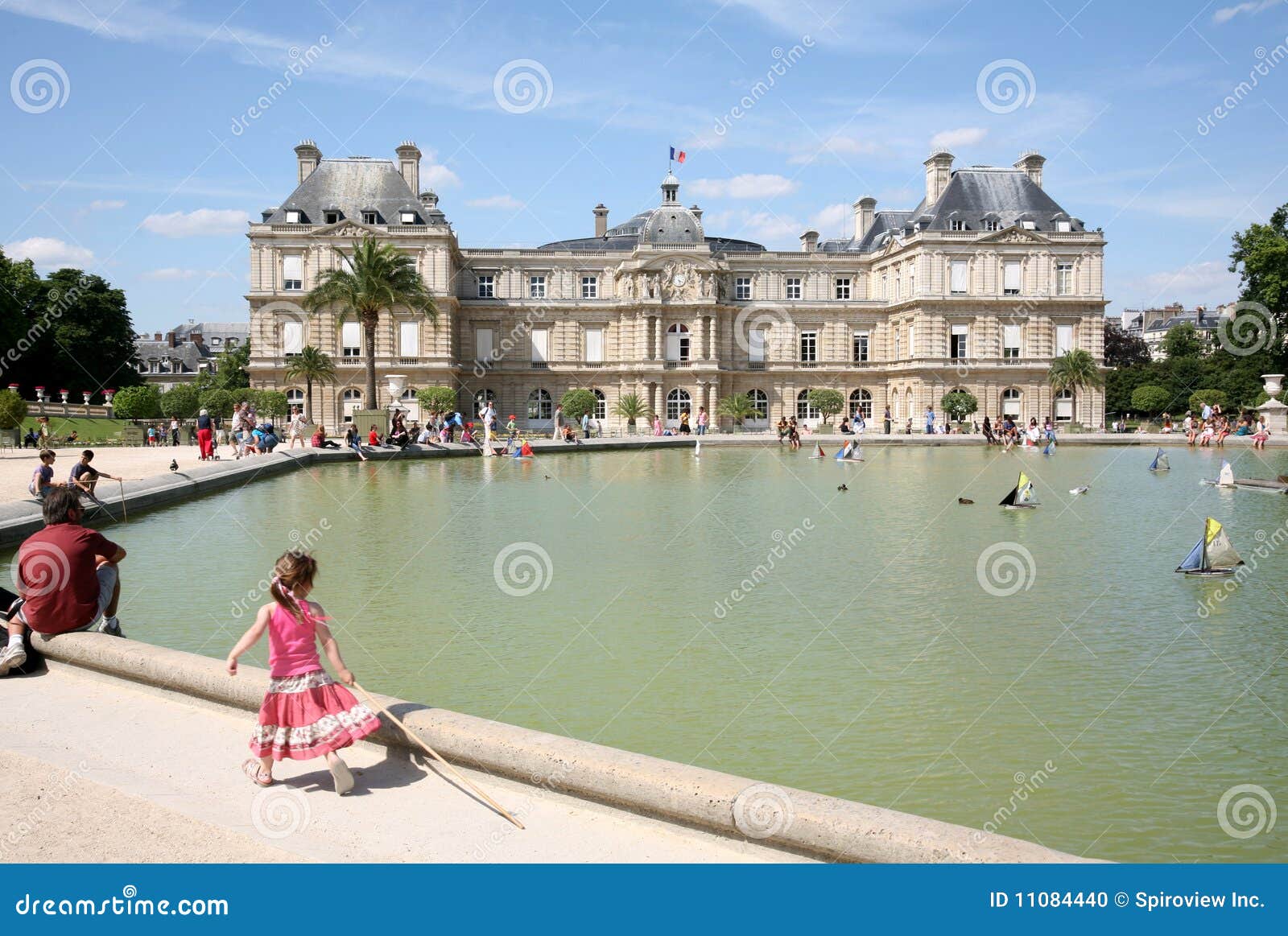 Pond at Luxembourg Palace editorial image. Image of palace - 11084440