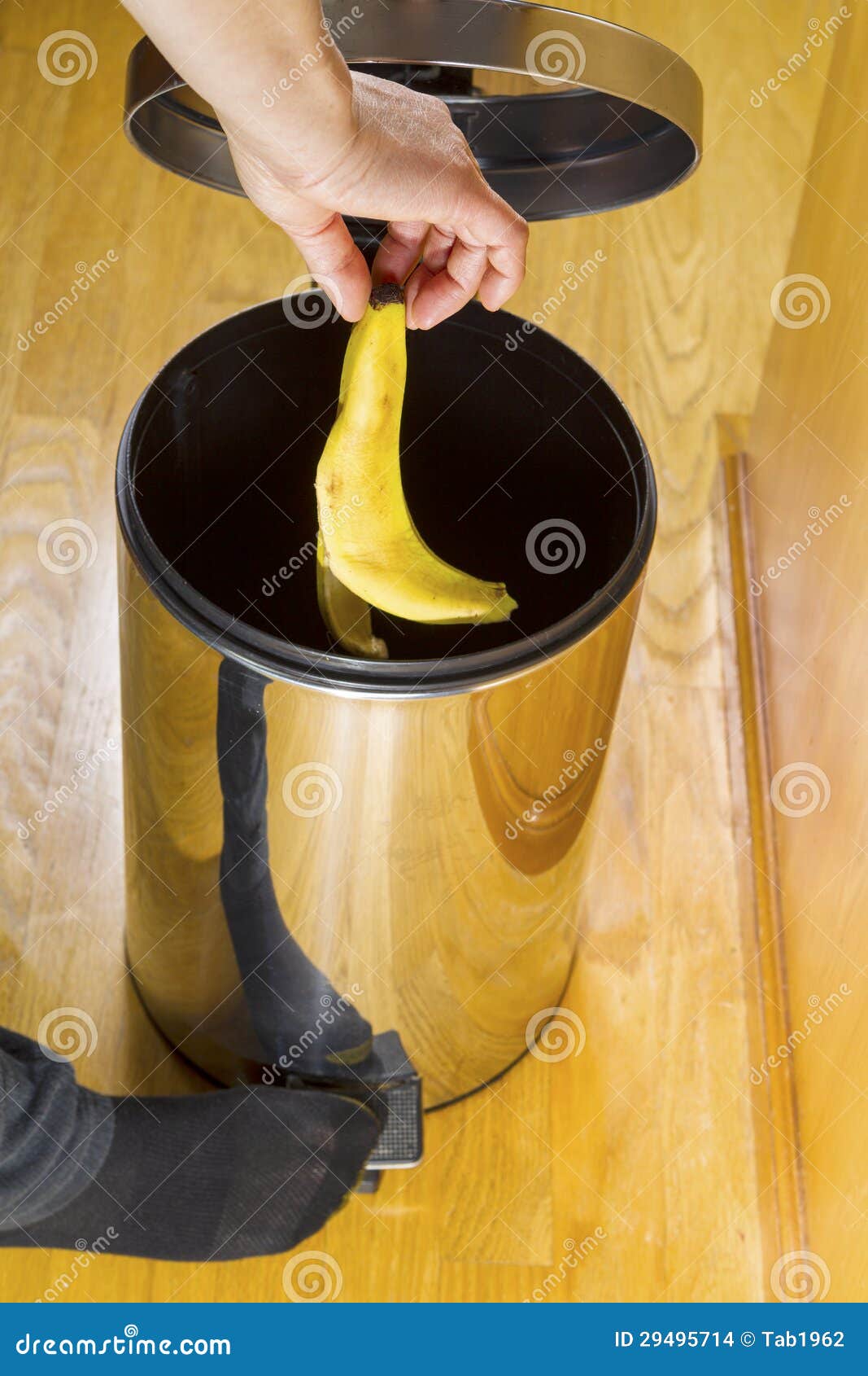 Poner La Basura En Bote De Basura Foto de archivo - Imagen de cocina ...