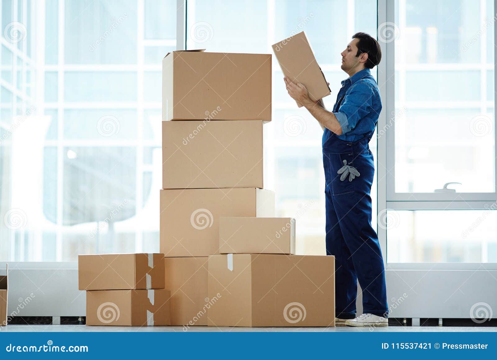 Poner la caja para apilar imagen de archivo. Imagen de persona - 115537421