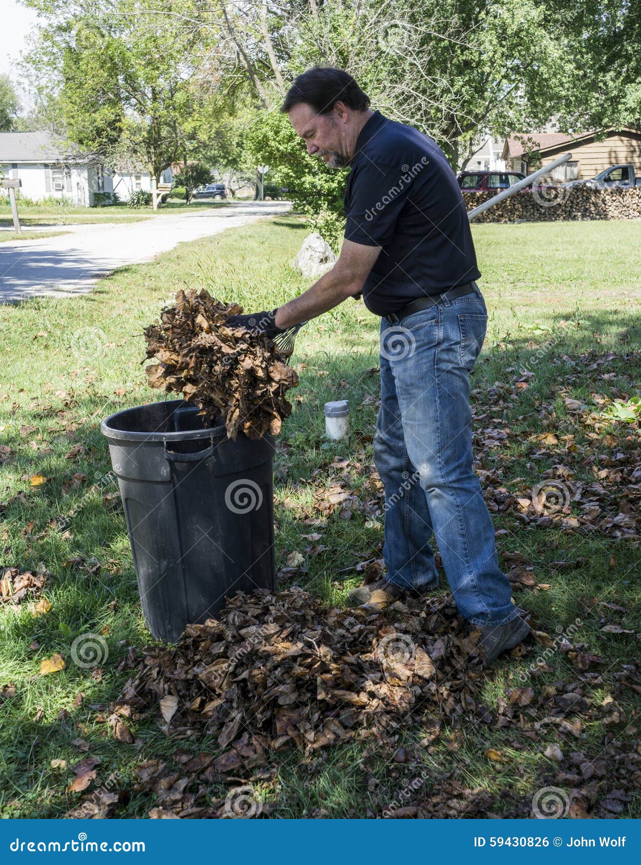 Poner Las Hojas En Un Bote De Basura Foto de archivo - Imagen de ...