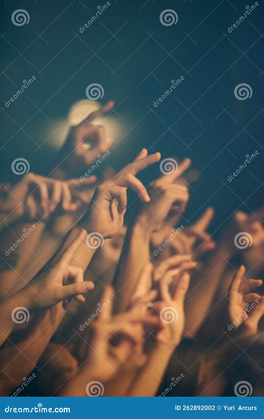Poner sus manos en el aire foto de archivo. Imagen de afuera - 262892002