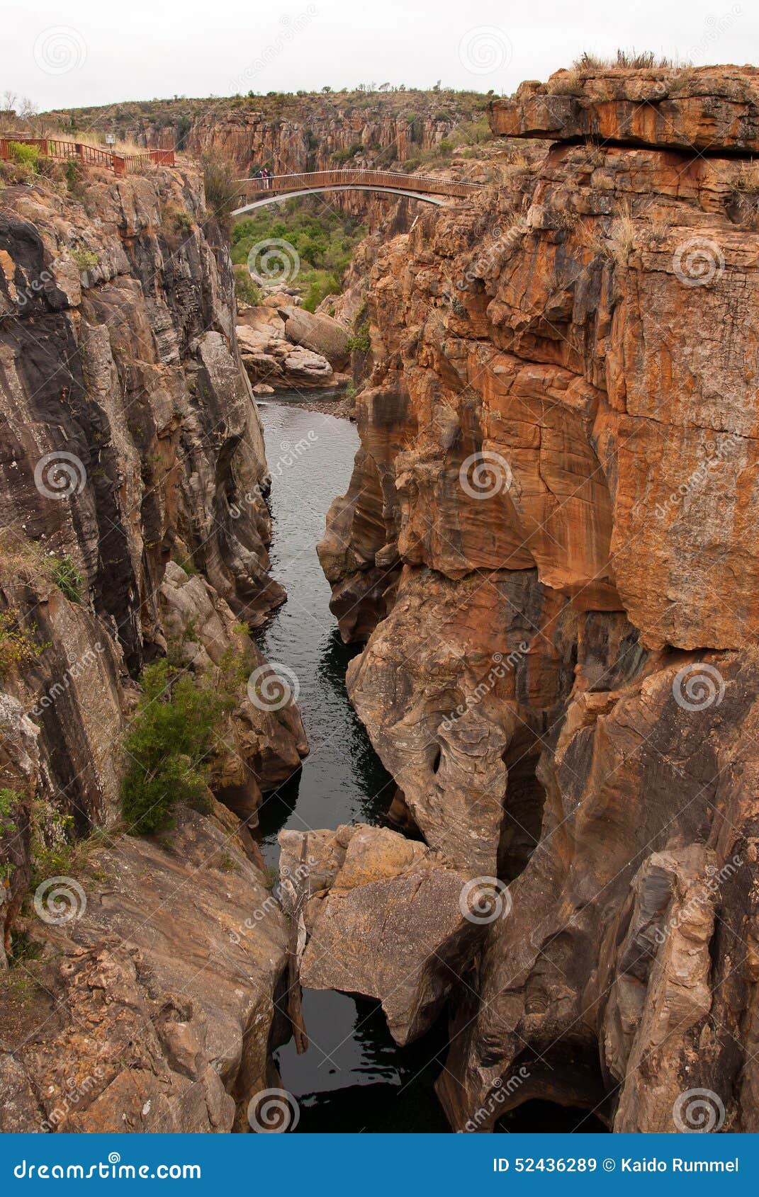 Pont au-dessus de ravin image stock. Image du érosion - 52436289