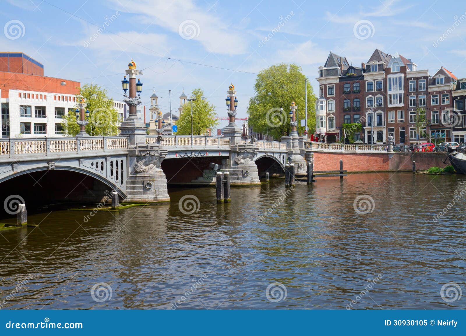 Pont bleu d'Amsterdam image stock. Image du célèbre, maison - 30930105