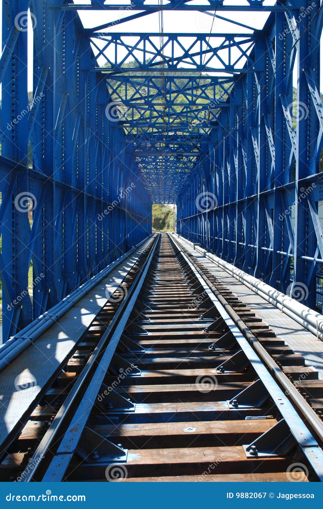 Pont bleu en train image stock. Image du destination, transport - 9882067