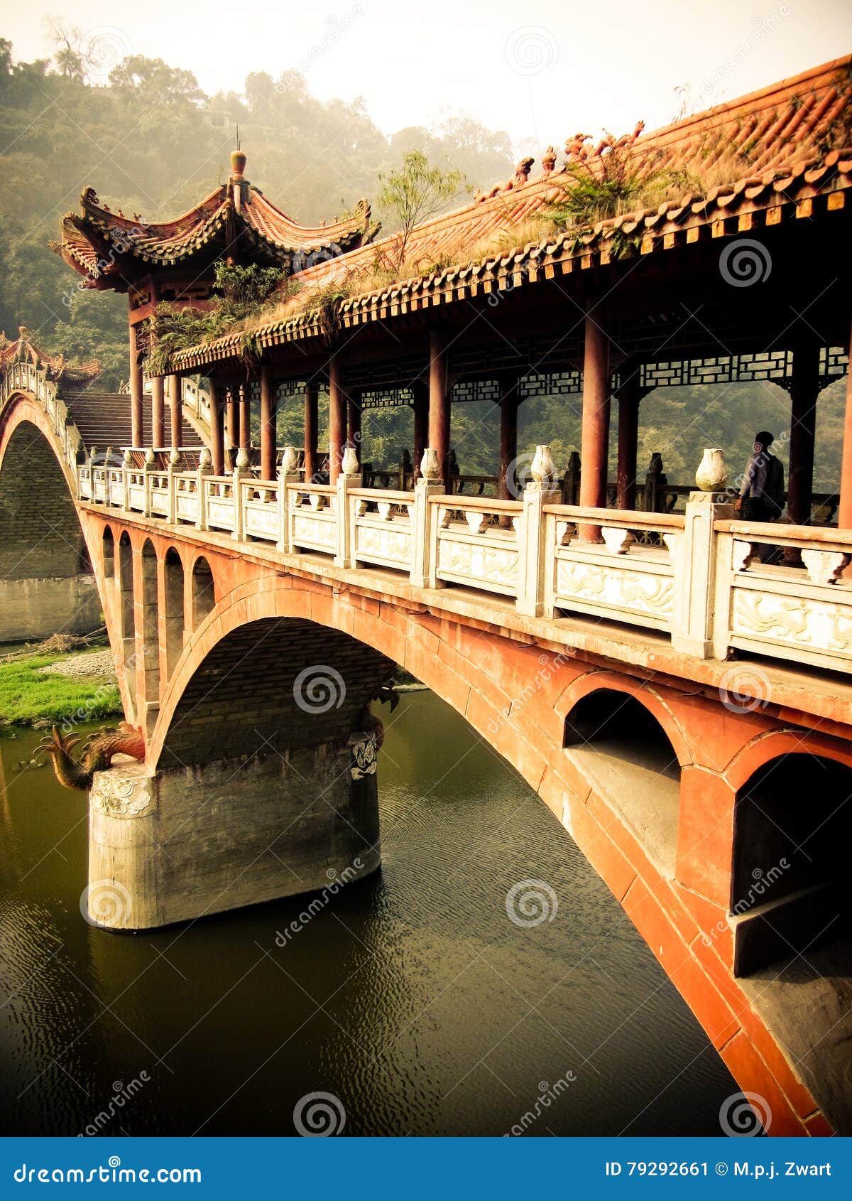 Pont Chinois Typique Li-Jang Image stock - Image du automne, tranquille ...