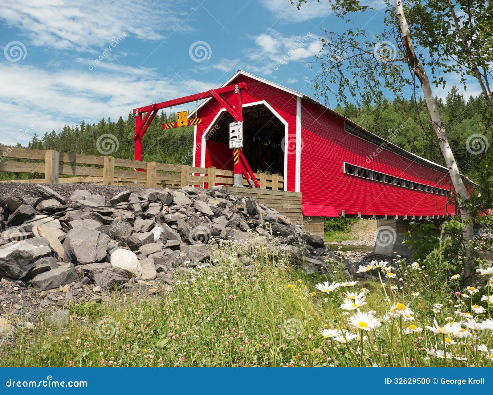 Pont Couvert Chez Routhierville, Québec, Canada Photo stock - Image du ...