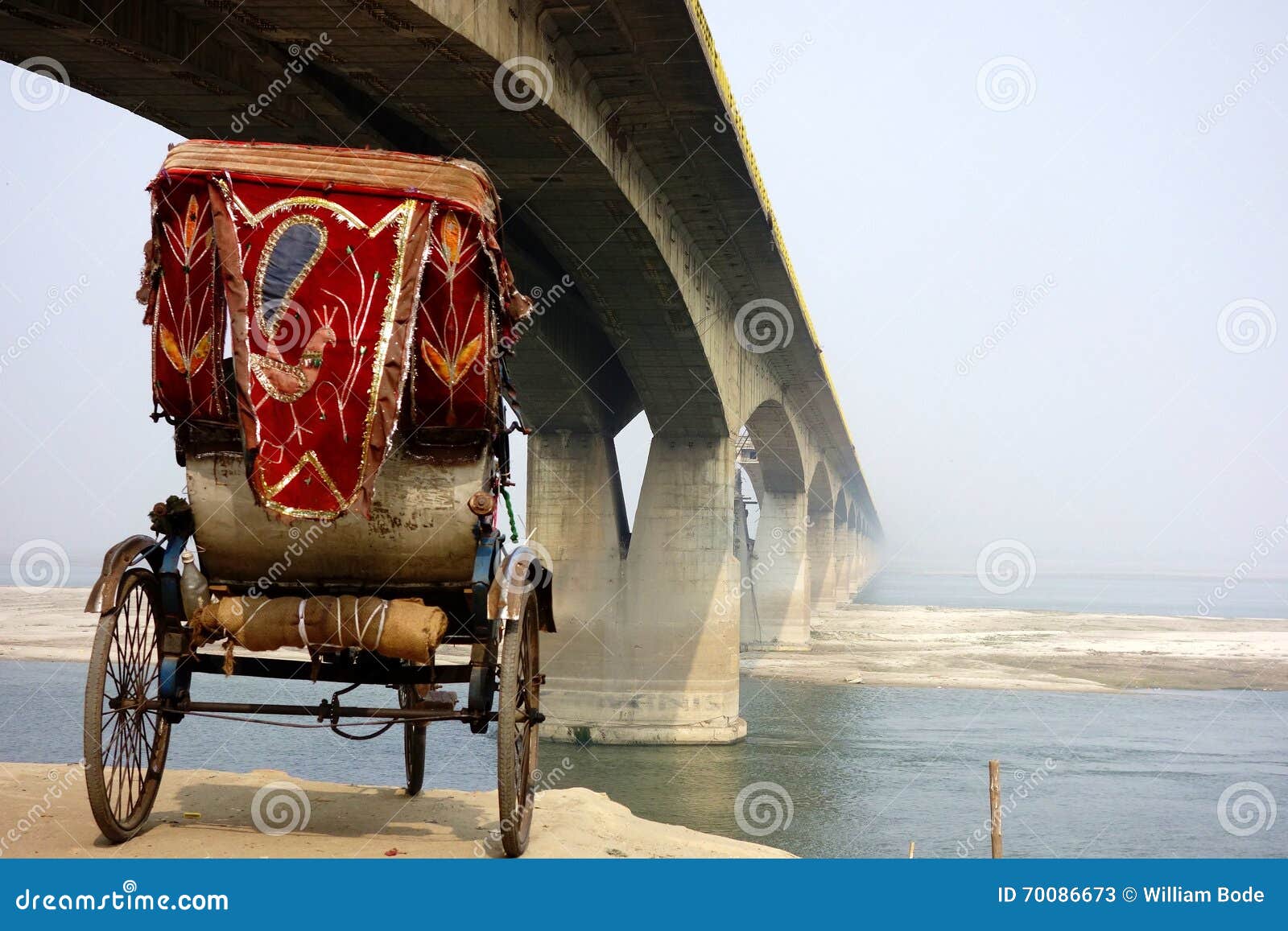 Pont Dans La Brume Avec Le Pousse-pousse De Cycle Image stock - Image ...