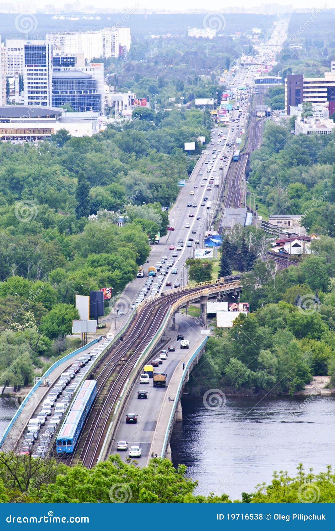 Pont de chemin de fer photo stock. Image du horizon, bleu - 19716538