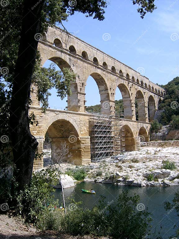 Pont du Guard image stock. Image du provence, butoir, france - 6935423