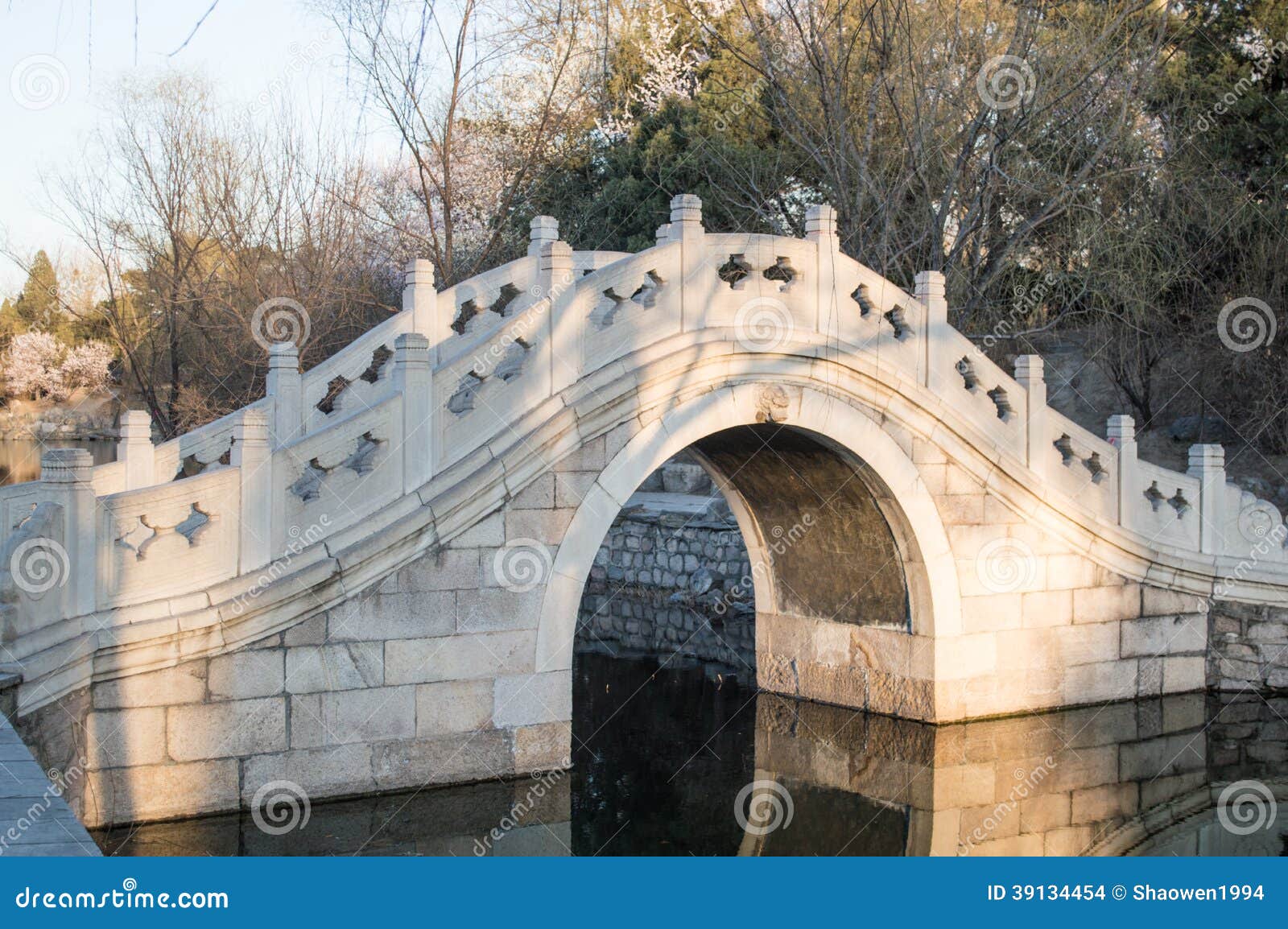 Pont en pierre de voûte photo stock. Image du passerelle - 39134454
