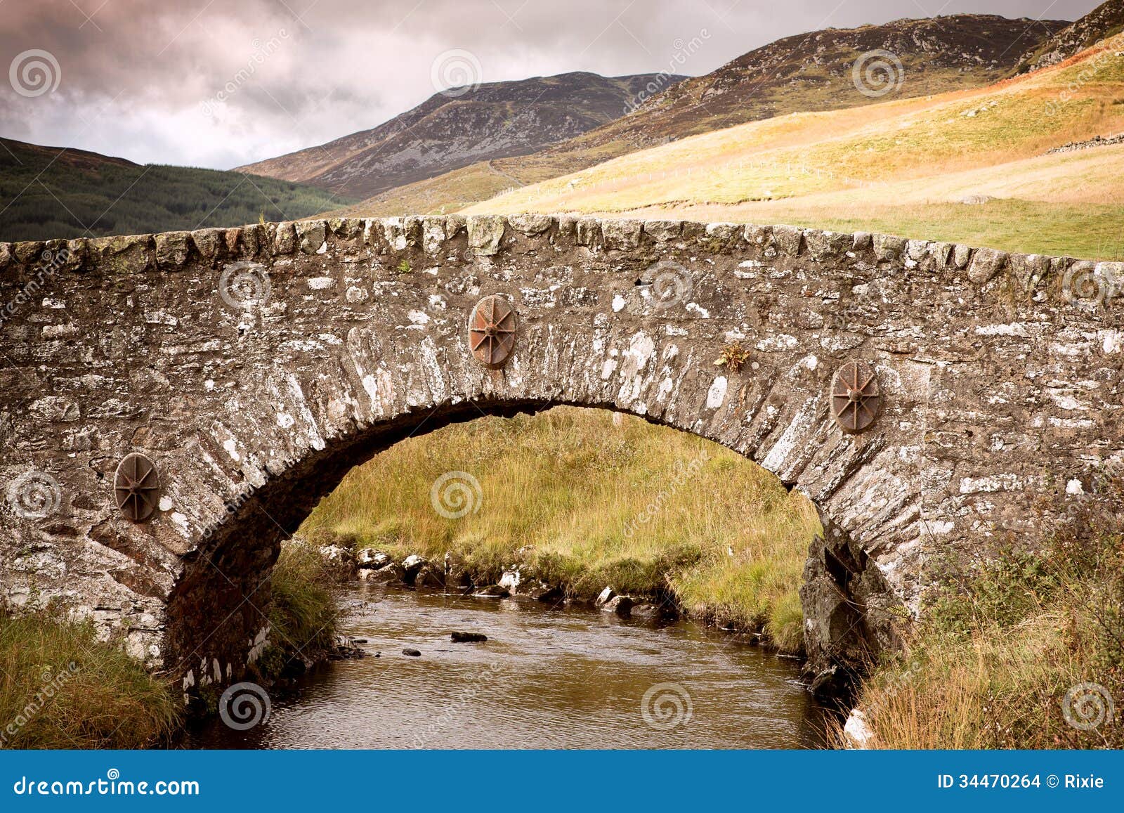 Pont en pierre, montagnes photo stock. Image du nature - 34470264